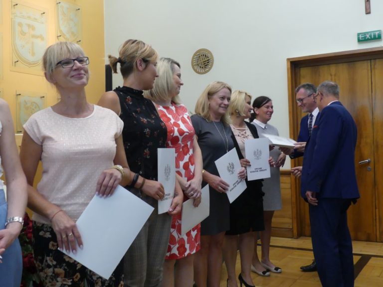 Kolejny awans zawodowy za nimi. Mamy 258 nowych nauczycieli ...
