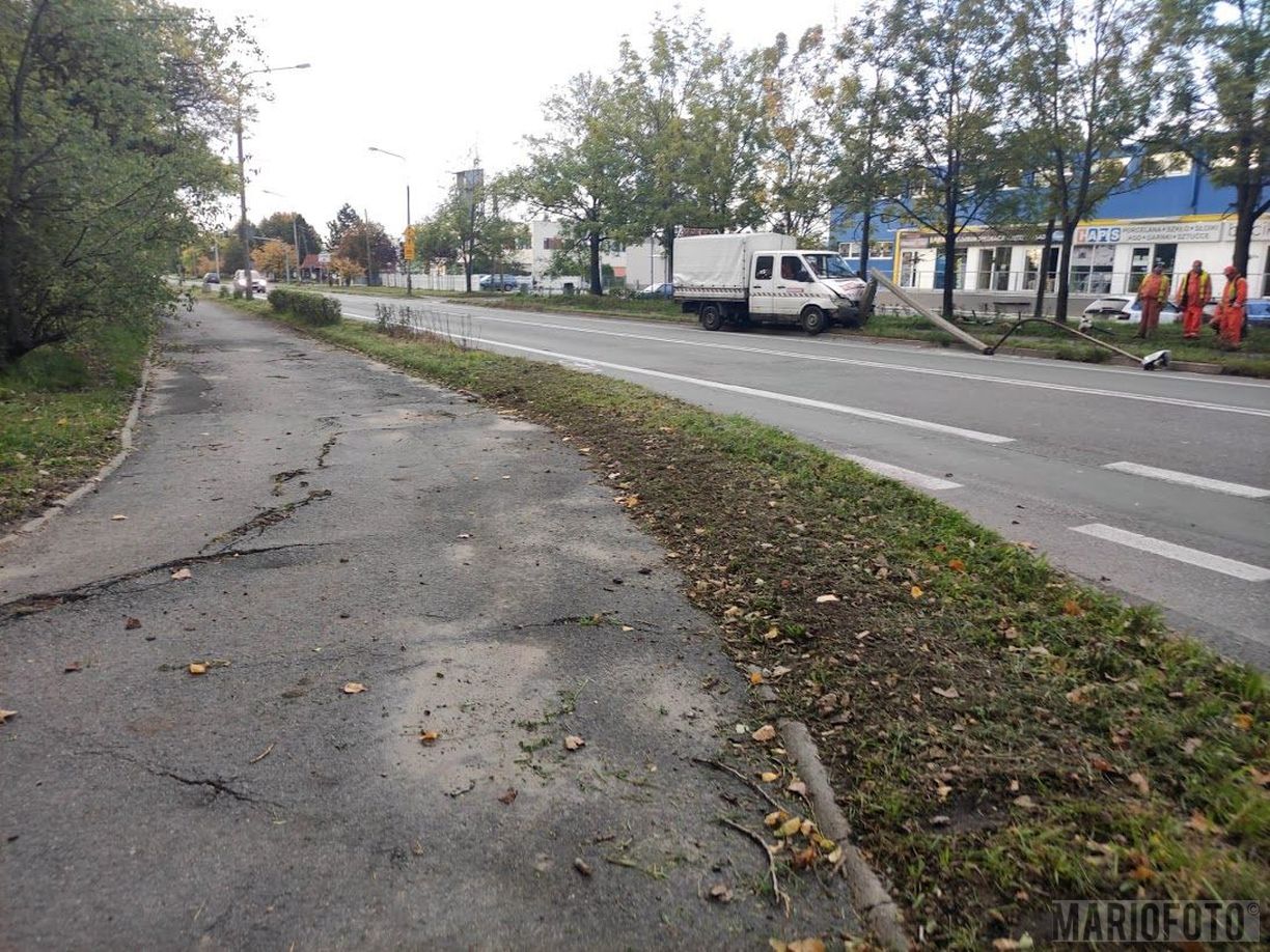 Kierujący busem wjechał w latarnię na ul. Głogowskiej w Opolu