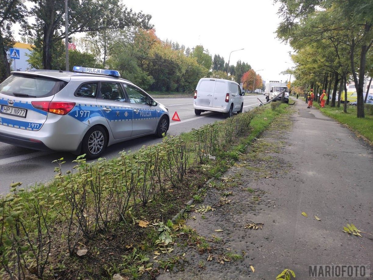 Kierujący busem wjechał w latarnię na ul. Głogowskiej w Opolu