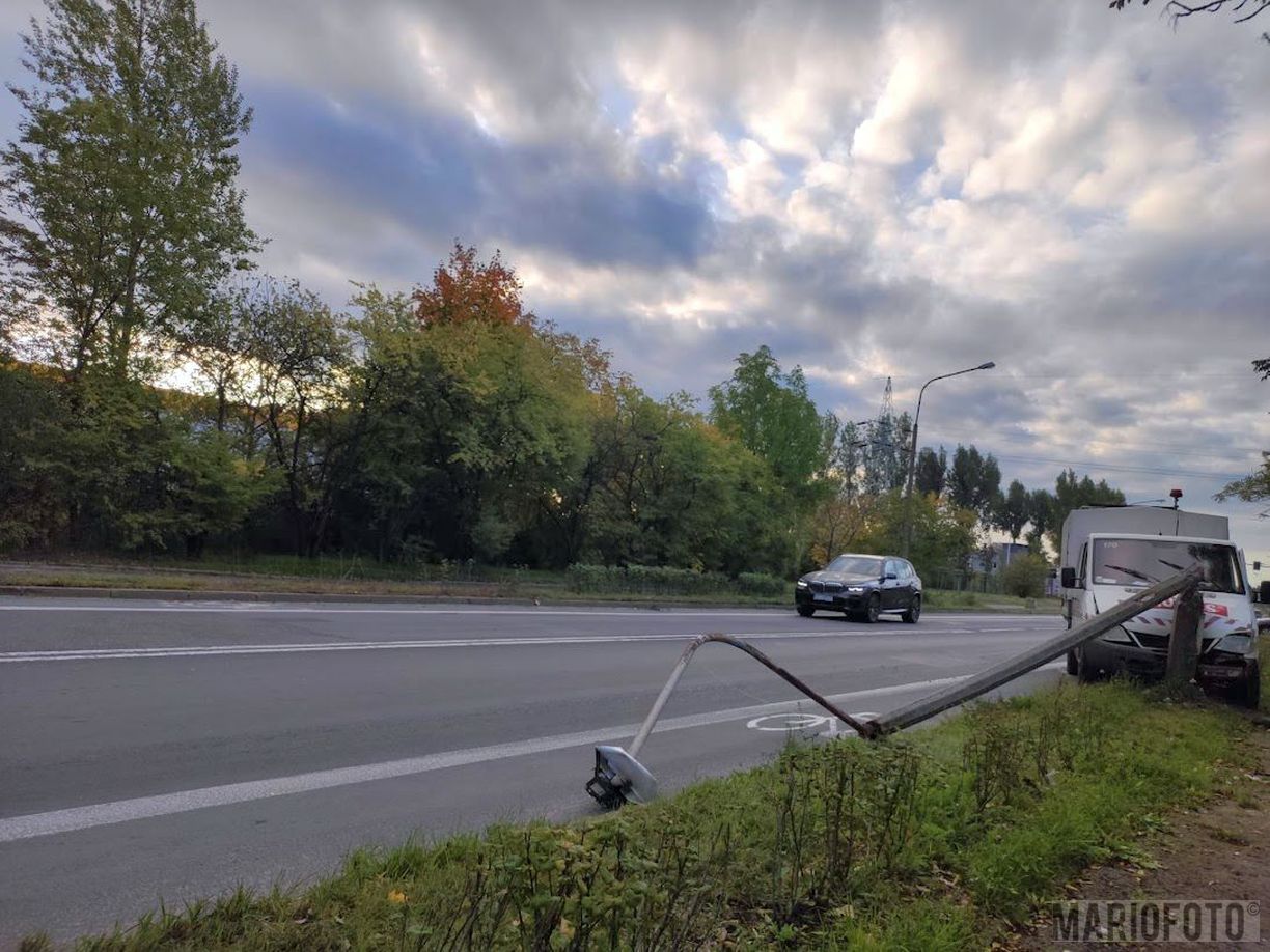 Kierujący busem wjechał w latarnię na ul. Głogowskiej w Opolu