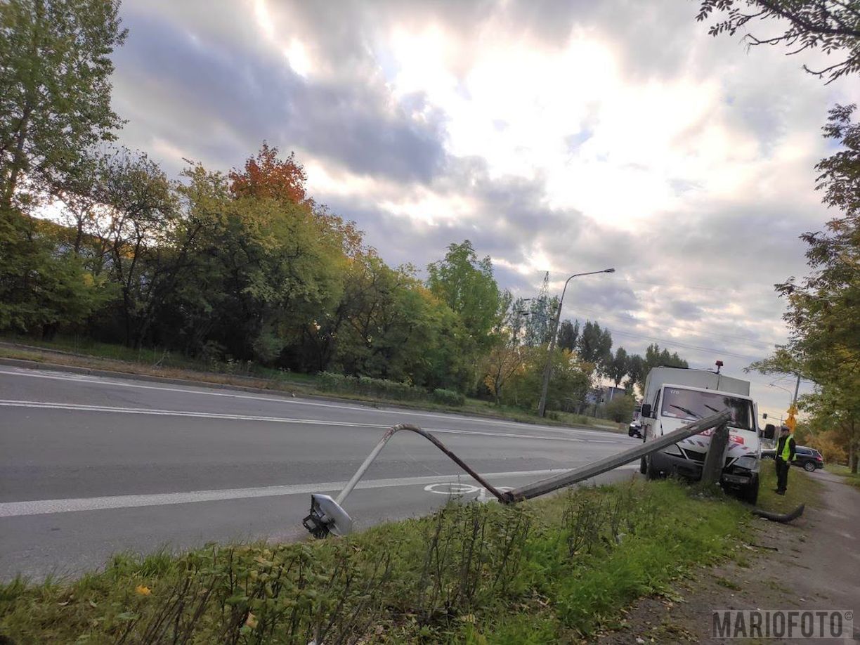 Kierujący busem wjechał w latarnię na ul. Głogowskiej w Opolu