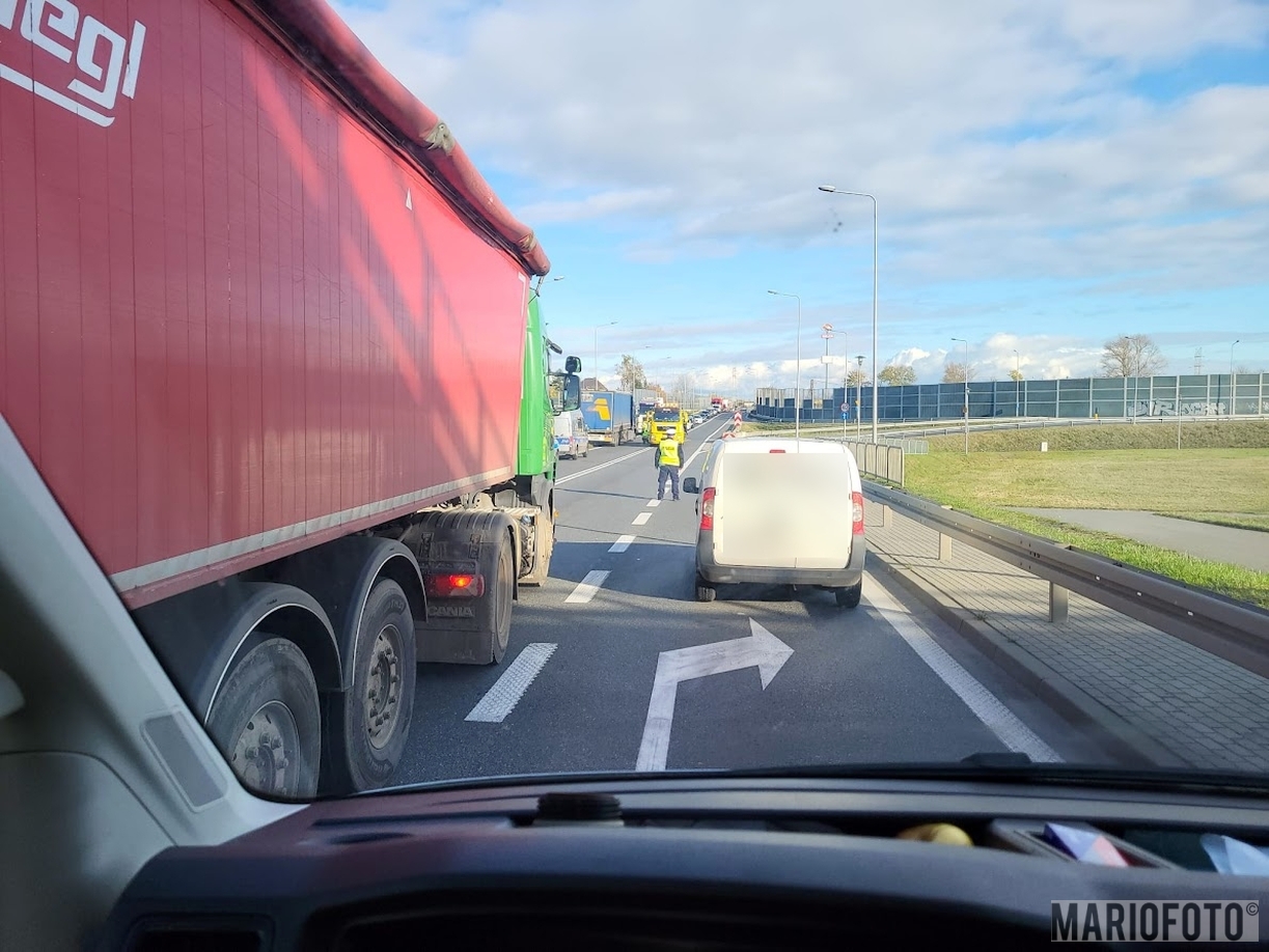 Ciężarówka wjechała w barierki na obwodnicy Opola - Opowiecie.info