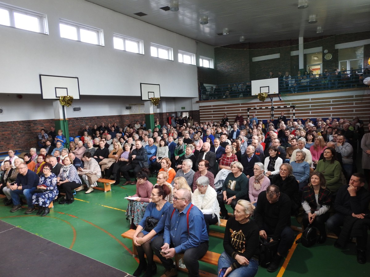 Ponad 350 babć i dziadków obejrzało występy swoich wnuków w Dobrzeniu Wielkim [GALERIA]