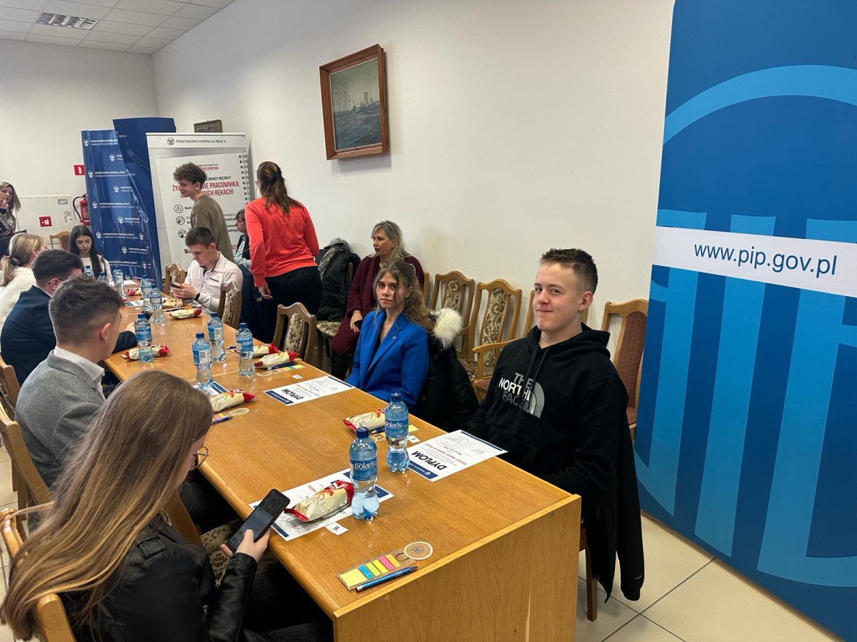 Uczniowie z Zespołu Szkół w Dobrzeniu Wielkim zostali laureatami konkursu o prawach pracy